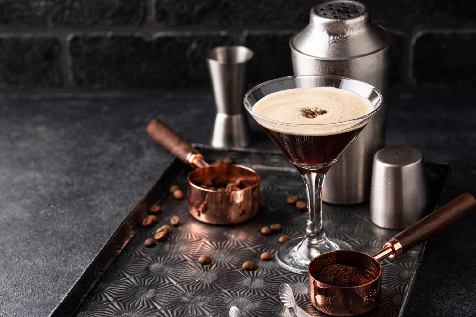 Espresso Martini Rezept: Der stilvolle Wachmacher-Cocktail